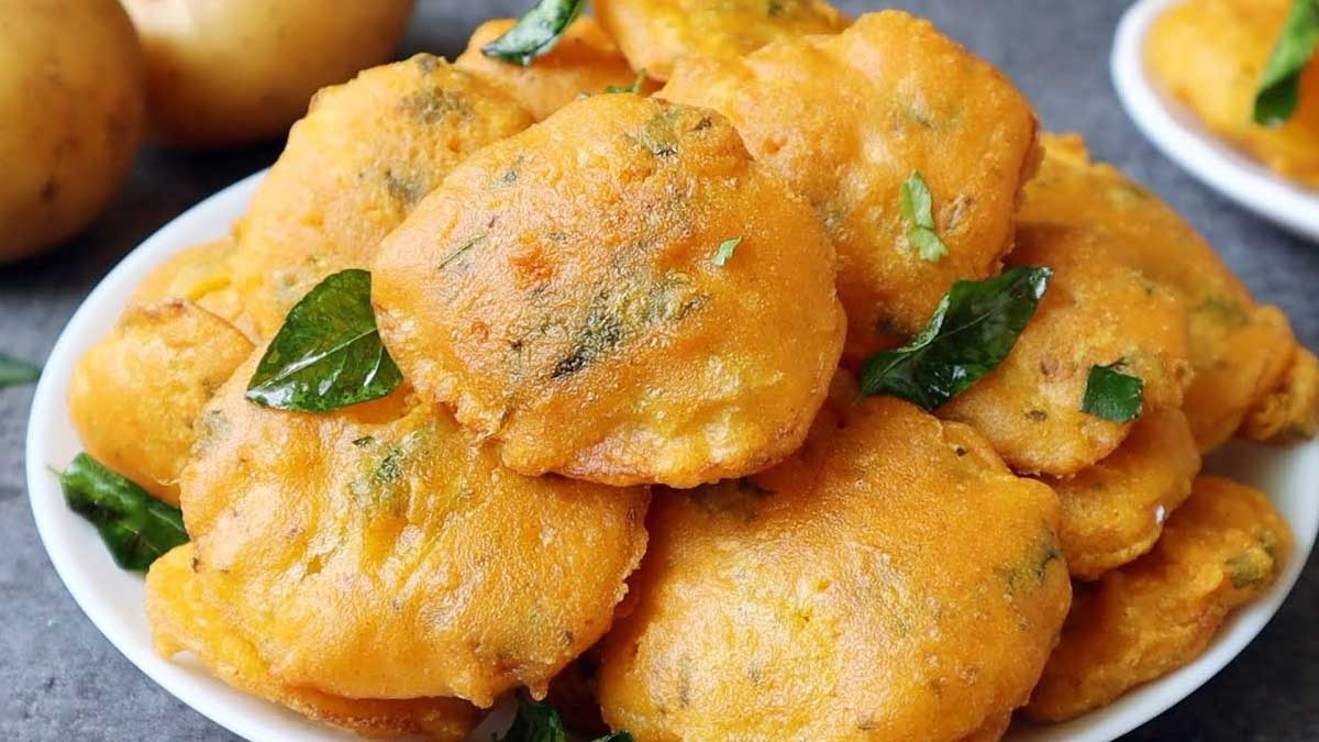Potato Bajji : అంద‌రూ ఎంత‌గానో ఇష్ట‌ప‌డే ఆలు స్నాక్స్‌.. ఇలా చేయండి ...