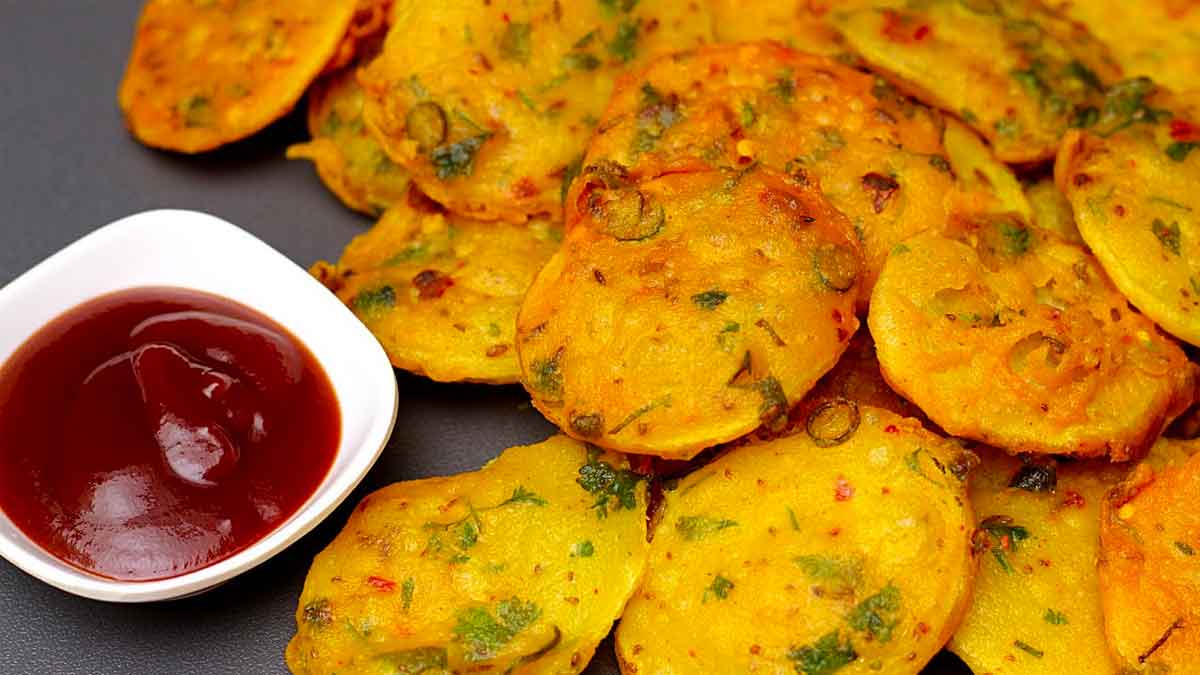 Aloo Pakoda : 10 నిమిషాల్లో ఇలా వేడిగా ఆలు ప‌కోడీల‌ను చేయండి.. ఎంతో ...